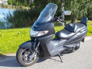Melns Suzuki Burgman 2001 Raseiniai, ar dzinēja tilpumu 0.25 L un nobraukumu 30 tūkst. km par 600 €, foto  vietnē AUTOMOTO.COM.LV
