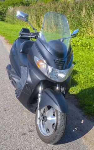 Melns Suzuki Burgman 2001 Raseiniai, ar dzinēja tilpumu 0.25 L un nobraukumu 30 tūkst. km par 600 €, foto 3 vietnē AUTOMOTO.COM.LV