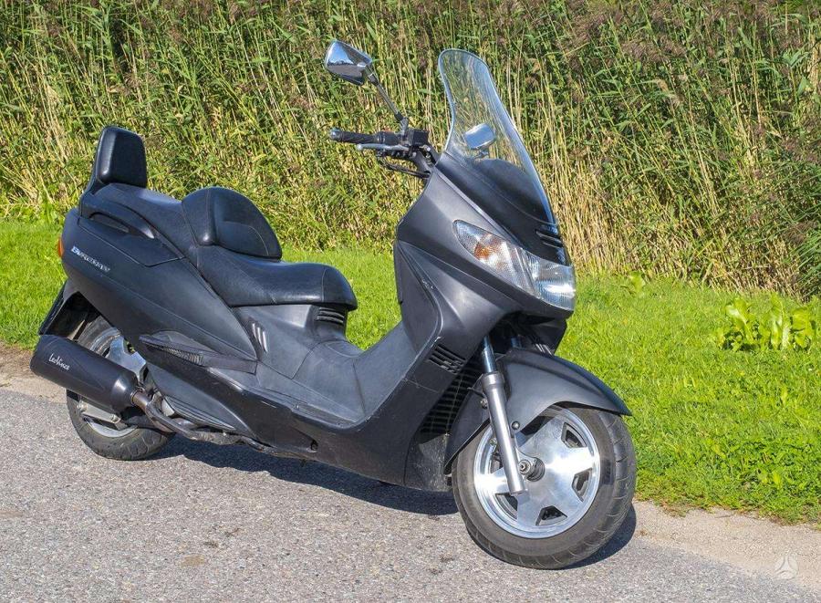 Melns Suzuki Burgman 2001 Raseiniai, ar dzinēja tilpumu 0.25 L un nobraukumu 30 tūkst. km par 600 €, foto 4 vietnē AUTOMOTO.COM.LV