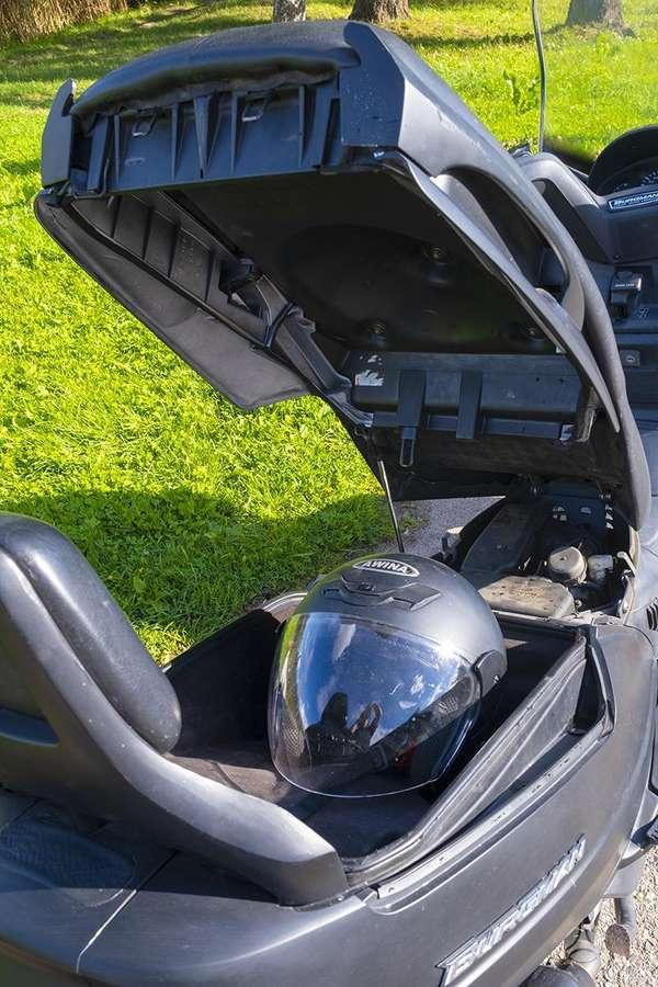 Сузуки Burgman 2001 в Расейняй на AUTOMOTO.COM.LV Черный Сузуки Burgman 2001 в Расейняй, объемом двигателя 0.25 л и пробегом 30 тыс. км за 600 €, фото 6 на AUTOMOTO.COM.LV