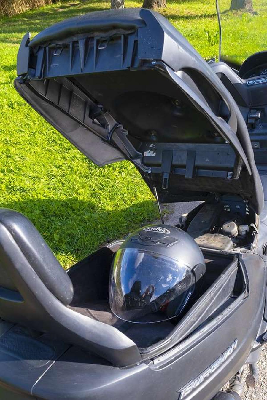 Melns Suzuki Burgman 2001 Raseiniai, ar dzinēja tilpumu 0.25 L un nobraukumu 30 tūkst. km par 600 €, foto 6 vietnē AUTOMOTO.COM.LV