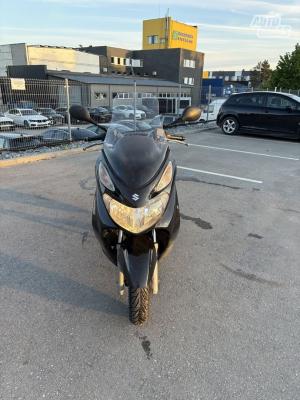 Melns Suzuki Burgman 2006 Kauņa, ar dzinēja tilpumu 0.13 L un nobraukumu 34 tūkst. km par 950 €, foto  vietnē AUTOMOTO.COM.LV