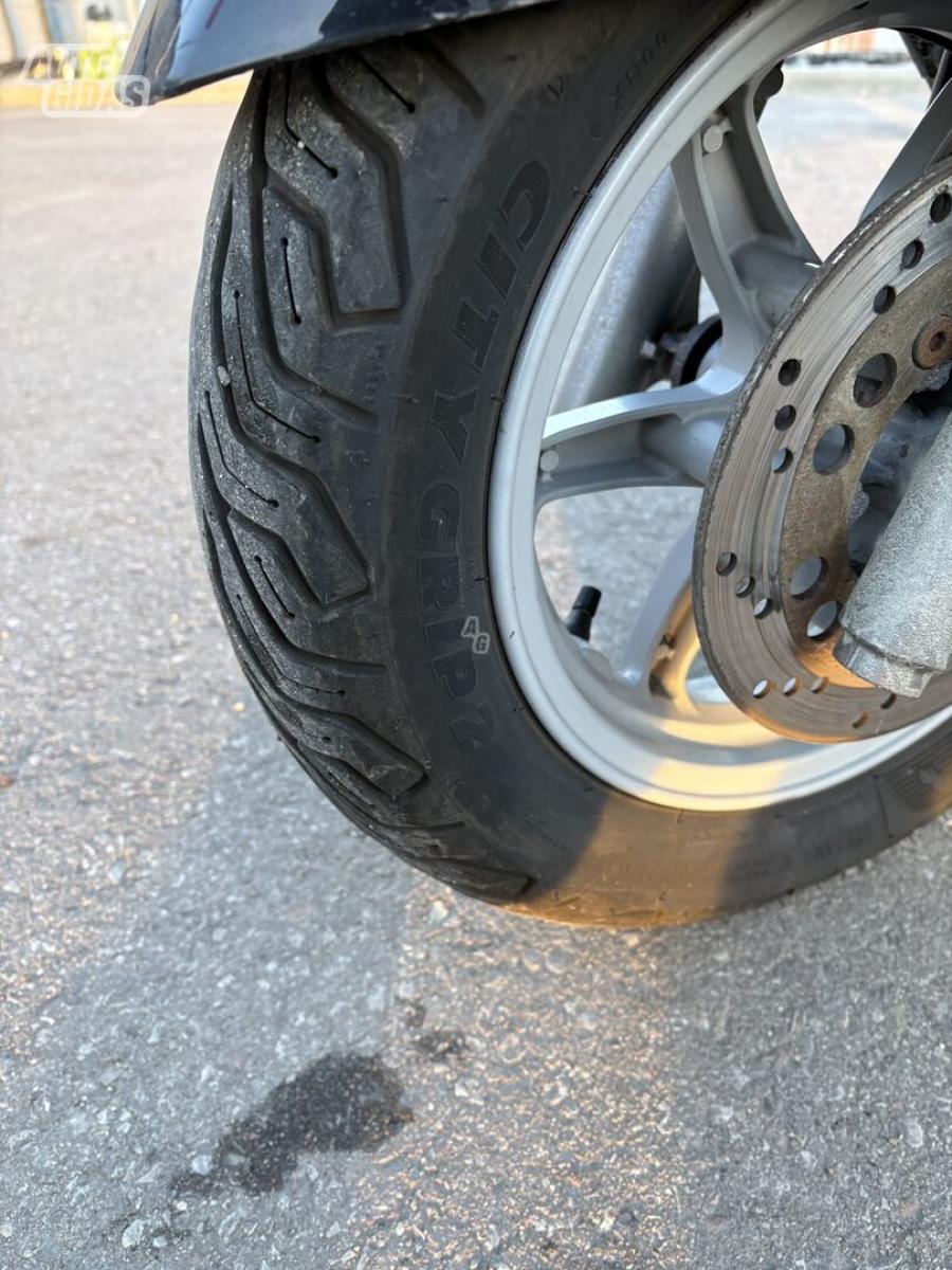 Melns Suzuki Burgman 2006 Kauņa, ar dzinēja tilpumu 0.13 L un nobraukumu 34 tūkst. km par 950 €, foto 12 vietnē AUTOMOTO.COM.LV