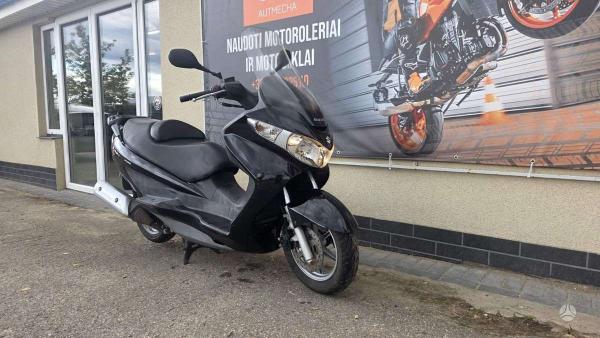 Melns Suzuki Burgman 2008 Panevēža, ar dzinēja tilpumu 0.20 L un nobraukumu 14 tūkst. km par 1450 €, foto 1 vietnē AUTOMOTO.COM.LV