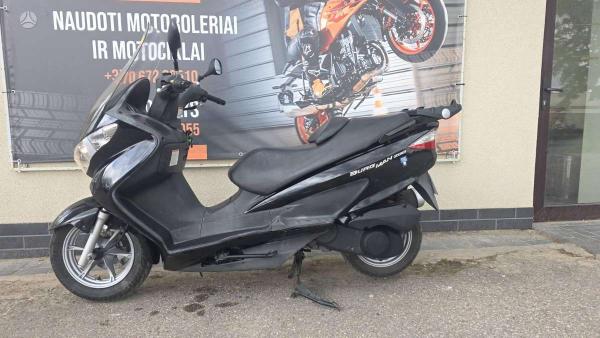 Melns Suzuki Burgman 2008 Panevēža, ar dzinēja tilpumu 0.20 L un nobraukumu 14 tūkst. km par 1450 €, foto 5 vietnē AUTOMOTO.COM.LV