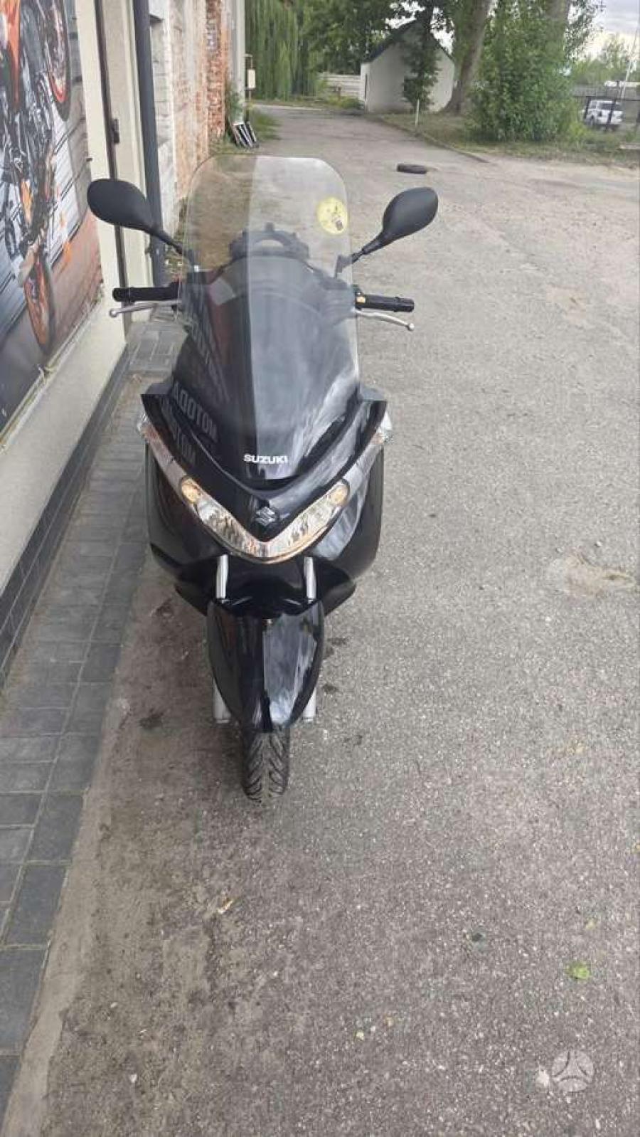 Melns Suzuki Burgman 2008 Panevēža, ar dzinēja tilpumu 0.20 L un nobraukumu 14 tūkst. km par 1450 €, foto 6 vietnē AUTOMOTO.COM.LV