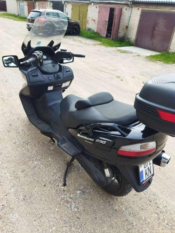 Melns Suzuki Burgman 2011 Utena, ar dzinēja tilpumu 0.65 L un nobraukumu 44 tūkst. km par 2100 €, foto 4 vietnē AUTOMOTO.COM.LV