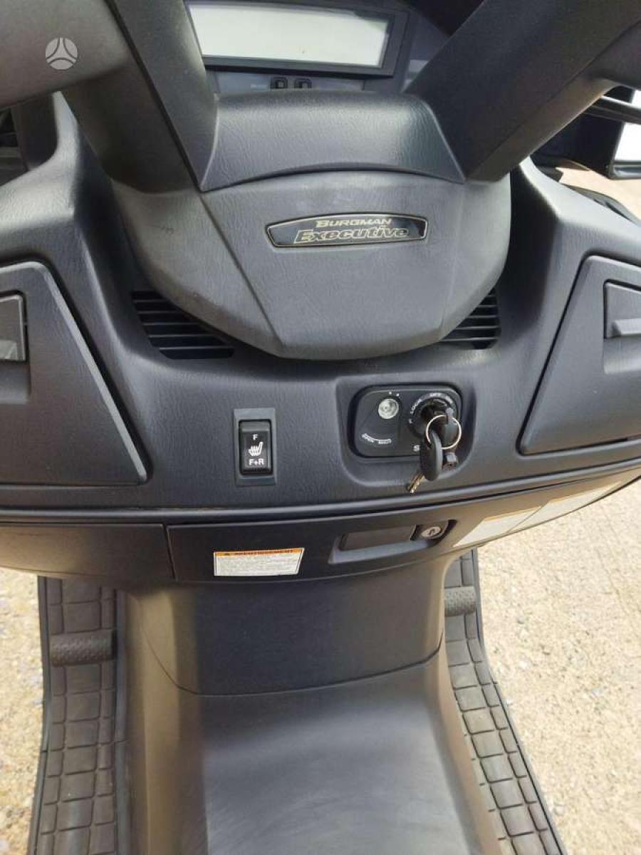 Melns Suzuki Burgman 2011 Utena, ar dzinēja tilpumu 0.65 L un nobraukumu 44 tūkst. km par 2100 €, foto 9 vietnē AUTOMOTO.COM.LV