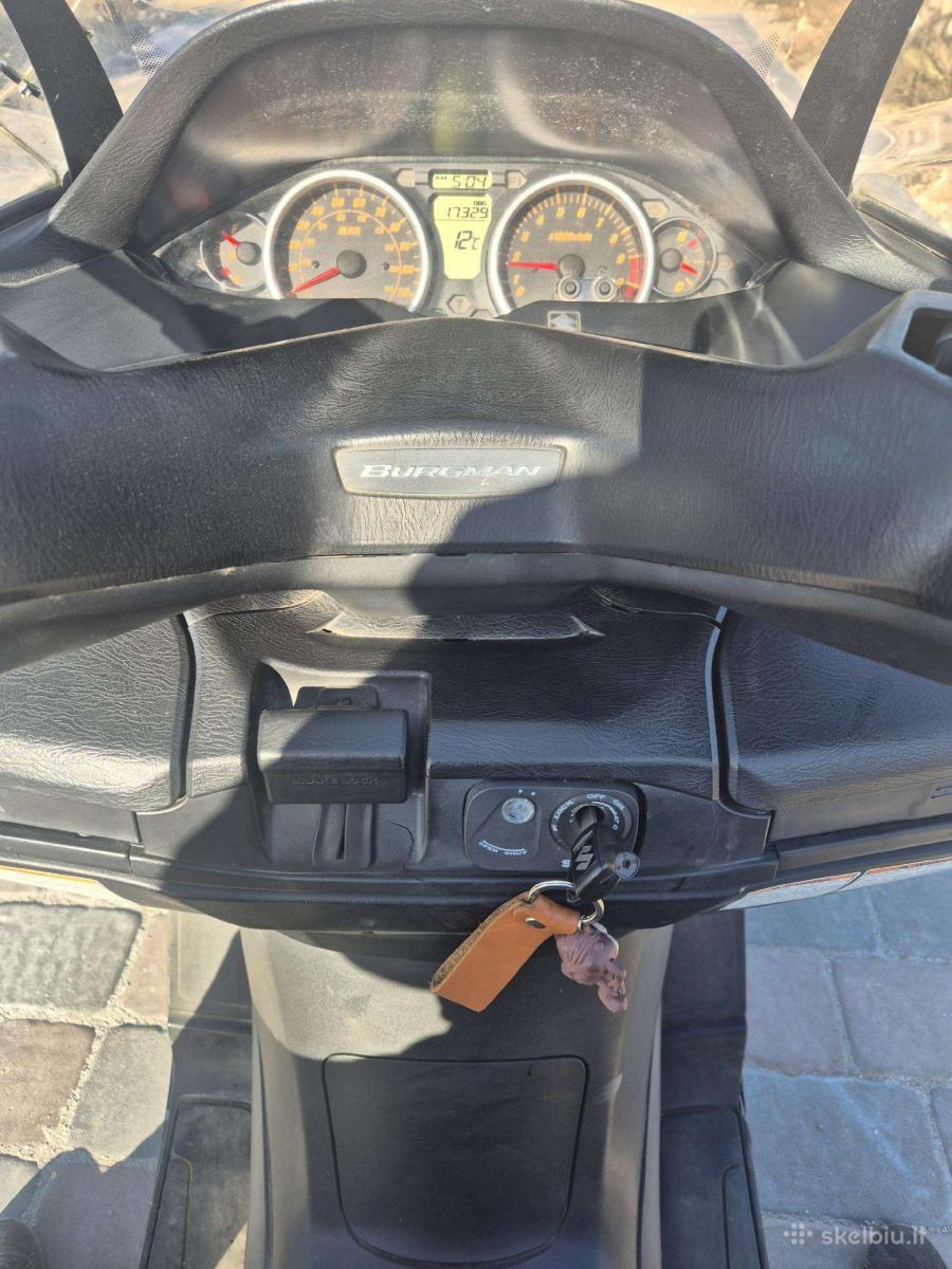 Melns Suzuki Burgman 2012 Viļņa, ar dzinēja tilpumu 0.40 L un nobraukumu 25 tūkst. km par 1900 €, foto 3 vietnē AUTOMOTO.COM.LV
