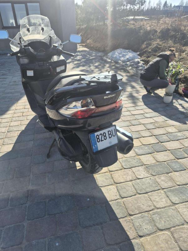 Melns Suzuki Burgman 2012 Viļņa, ar dzinēja tilpumu 0.40 L un nobraukumu 25 tūkst. km par 1900 €, foto 3 vietnē AUTOMOTO.COM.LV