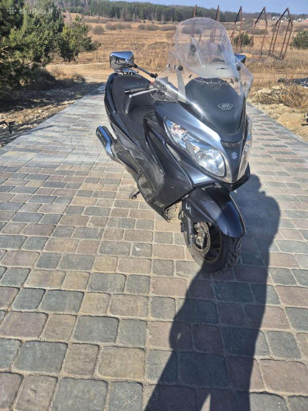 Melns Suzuki Burgman 2012 Viļņa, ar dzinēja tilpumu 0.40 L un nobraukumu 25 tūkst. km par 1900 €, foto 6 vietnē AUTOMOTO.COM.LV