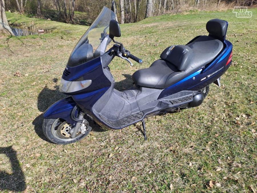 Zils Suzuki Burgman 2002 Viļņa, ar dzinēja tilpumu 0.39 L un nobraukumu 42 tūkst. km par 990 €, foto 6 vietnē AUTOMOTO.COM.LV