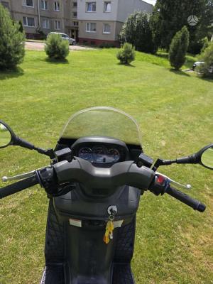 Blue Suzuki Burgman 2004 in Kaunas, with an engine capacity of 0.13 L and mileage of 14 thousand km for 1380 €, photo 8 on AUTOMOTO.COM.LV