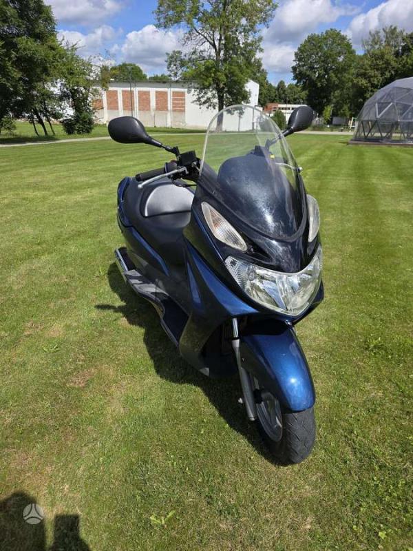 Blue Suzuki Burgman 2004 in Kaunas, with an engine capacity of 0.13 L and mileage of 14 thousand km for 1400 €, photo 1 on AUTOMOTO.COM.LV