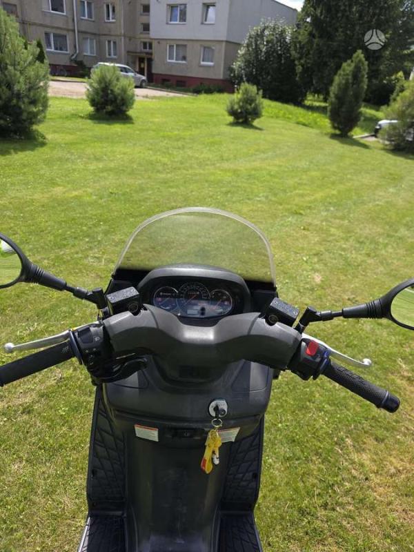 Blue Suzuki Burgman 2004 in Kaunas, with an engine capacity of 0.13 L and mileage of 14 thousand km for 1400 €, photo 7 on AUTOMOTO.COM.LV