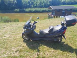 Zils Suzuki Burgman 2005 Jonava, ar dzinēja tilpumu 0.40 L un nobraukumu 29 tūkst. km par 1200 €, foto  vietnē AUTOMOTO.COM.LV