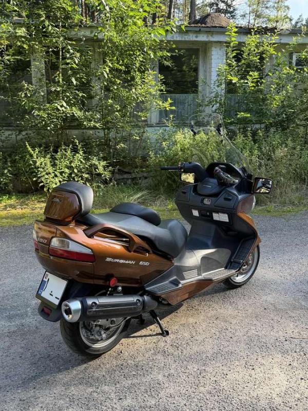 Brown Suzuki Burgman 2007 in Vilnius, with an engine capacity of 0.65 L and mileage of 7 thousand km for 2700 €, photo 2 on AUTOMOTO.COM.LV