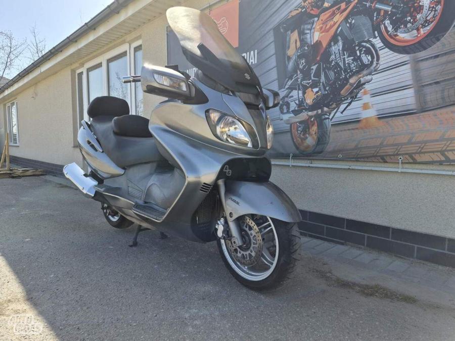 Pelēks Suzuki Burgman 2009 Panevēža, ar dzinēja tilpumu 0.65 L un nobraukumu 52 tūkst. km par 1950 €, foto 1 vietnē AUTOMOTO.COM.LV