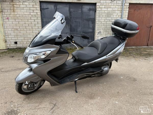 Grey Suzuki Burgman 2011 in Kaunas, with an engine capacity of 0.40 L and mileage of 23 thousand km for 3100 €, photo 3 on AUTOMOTO.COM.LV