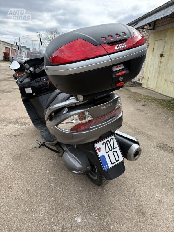 Grey Suzuki Burgman 2011 in Kaunas, with an engine capacity of 0.40 L and mileage of 23 thousand km for 3100 €, photo 5 on AUTOMOTO.COM.LV