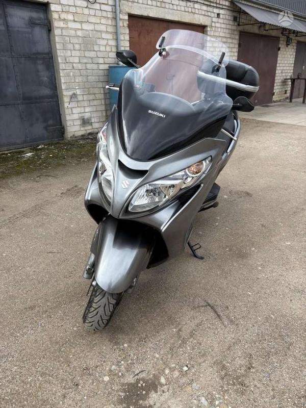 Grey Suzuki Burgman 2011 in Kaunas, with an engine capacity of 0.40 L and mileage of 23 thousand km for 2600 €, photo 4 on AUTOMOTO.COM.LV