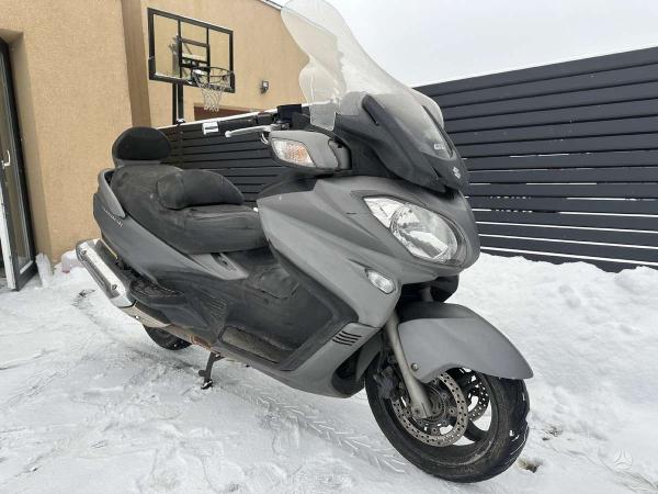 Pelēks Suzuki Burgman 2013 Viļņa, ar dzinēja tilpumu 0.65 L un nobraukumu 81 tūkst. km par 2700 €, foto 1 vietnē AUTOMOTO.COM.LV