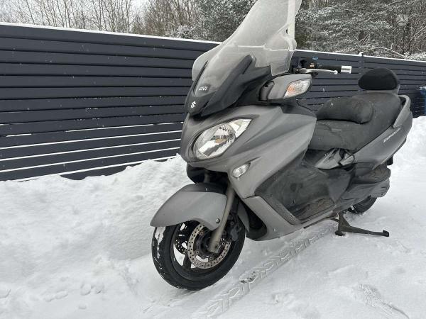 Pelēks Suzuki Burgman 2013 Viļņa, ar dzinēja tilpumu 0.65 L un nobraukumu 81 tūkst. km par 2700 €, foto 4 vietnē AUTOMOTO.COM.LV