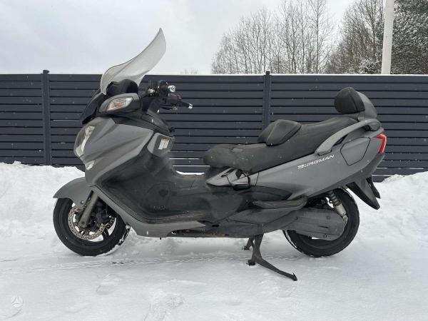 Pelēks Suzuki Burgman 2013 Viļņa, ar dzinēja tilpumu 0.65 L un nobraukumu 81 tūkst. km par 2700 €, foto 5 vietnē AUTOMOTO.COM.LV