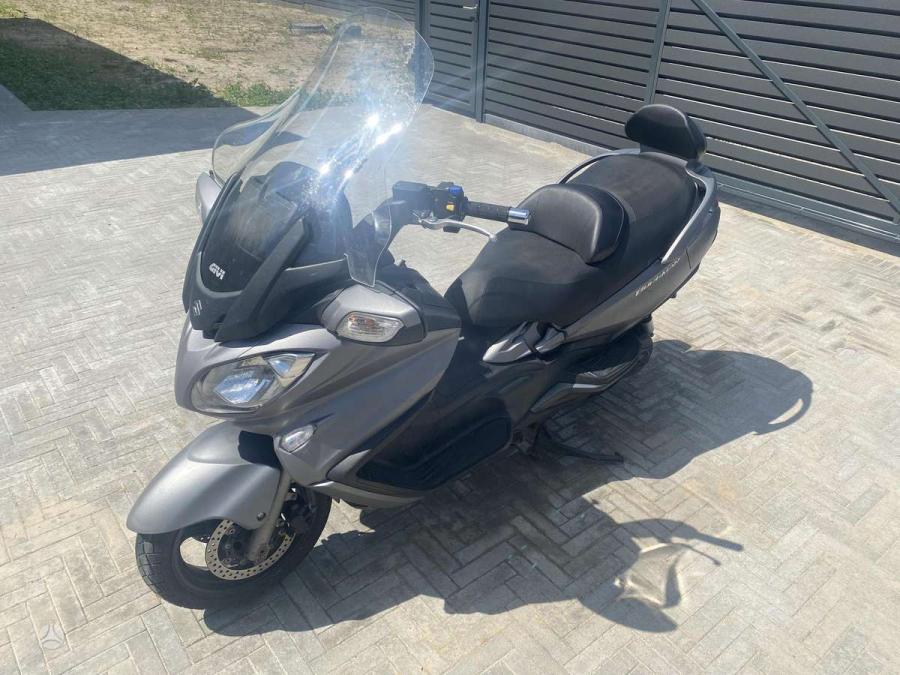 Grey Suzuki Burgman 2013 in Vilnius, with an engine capacity of 0.64 L and mileage of 25 thousand km for 3900 €, photo 3 on AUTOMOTO.COM.LV