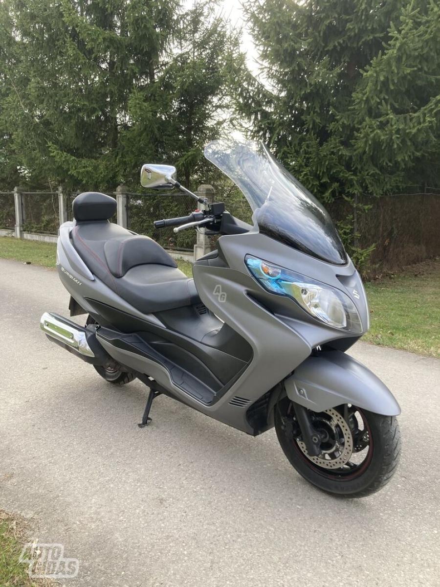Grey Suzuki Burgman 2014 in Mazeikiai, with an engine capacity of 0.40 L and mileage of 25 thousand km for 3200 €, photo 3 on AUTOMOTO.COM.LV