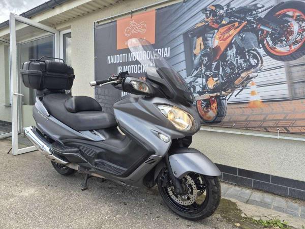 Grey Suzuki Burgman 2016 in Panevezys, with an engine capacity of 0.65 L and mileage of 45 thousand km for 3650 €, photo 1 on AUTOMOTO.COM.LV