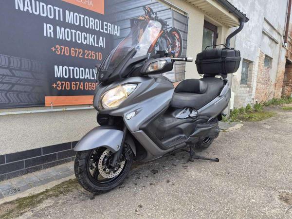 Grey Suzuki Burgman 2016 in Panevezys, with an engine capacity of 0.65 L and mileage of 45 thousand km for 3650 €, photo 2 on AUTOMOTO.COM.LV