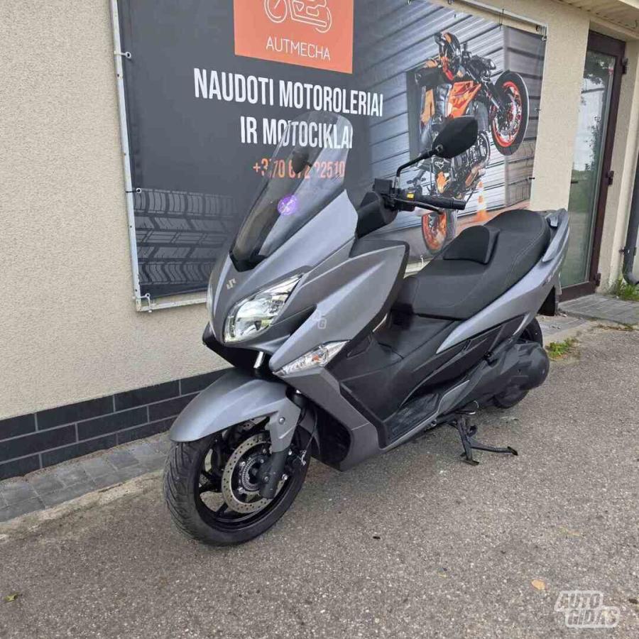 Grey Suzuki Burgman 2017 in Panevezys, with an engine capacity of 0.40 L and mileage of 0 thousand km for 2500 €, photo 3 on AUTOMOTO.COM.LV