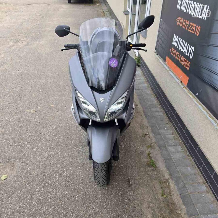 Grey Suzuki Burgman 2017 in Panevezys, with an engine capacity of 0.40 L and mileage of 0 thousand km for 2500 €, photo 6 on AUTOMOTO.COM.LV