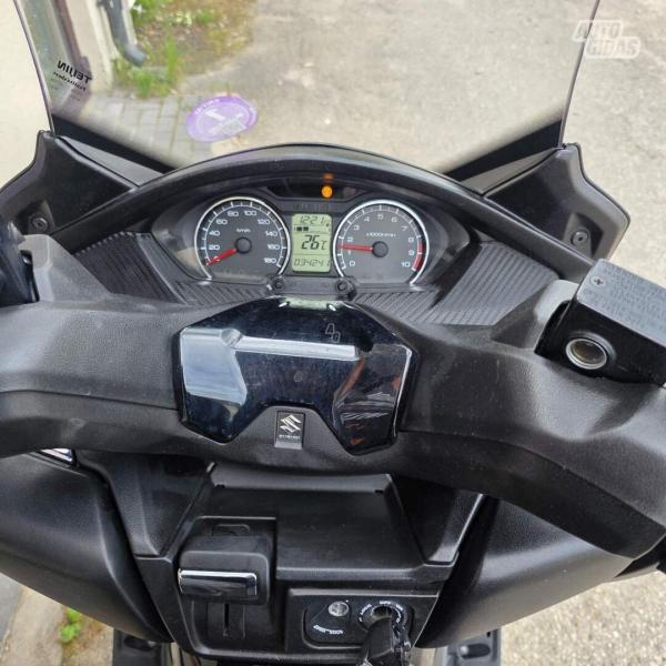 Grey Suzuki Burgman 2017 in Panevezys, with an engine capacity of 0.40 L and mileage of 0 thousand km for 2500 €, photo 6 on AUTOMOTO.COM.LV