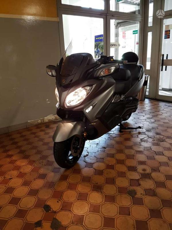 Grey Suzuki Burgman 2018 in Kaunas, with an engine capacity of 0.64 L and mileage of 10 thousand km for 6200 €, photo 1 on AUTOMOTO.COM.LV