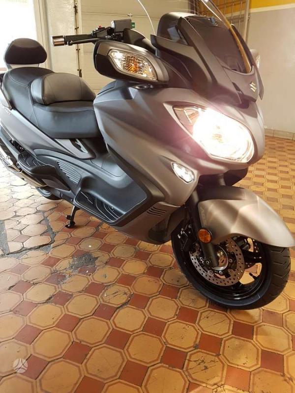 Grey Suzuki Burgman 2018 in Kaunas, with an engine capacity of 0.64 L and mileage of 10 thousand km for 6200 €, photo 2 on AUTOMOTO.COM.LV
