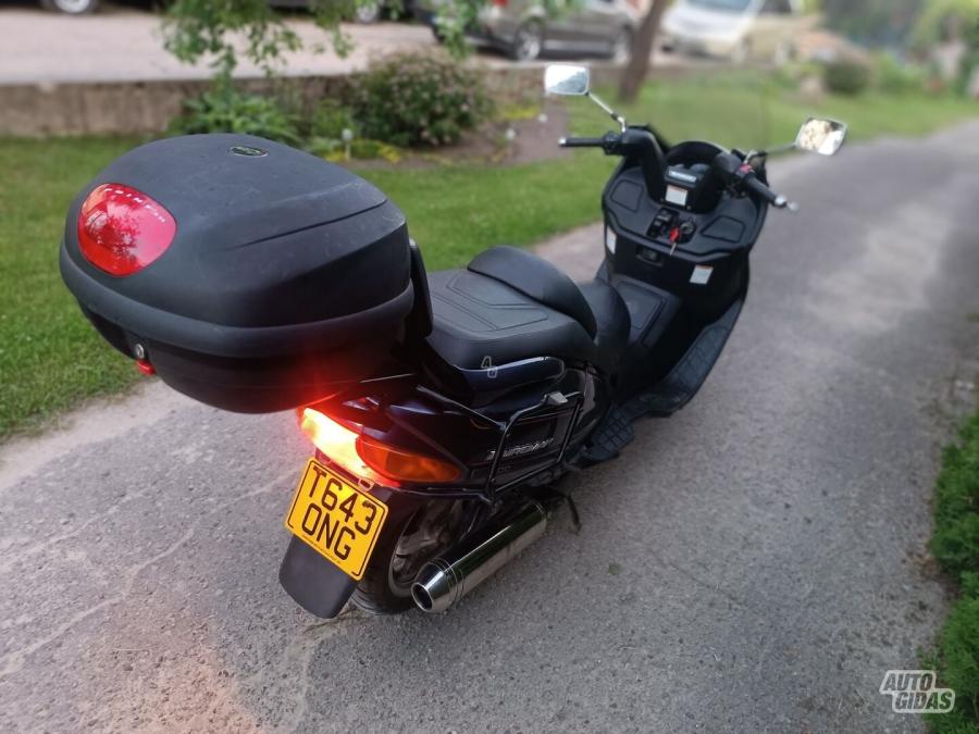Suzuki Burgman 2000 in Raseiniai, with an engine capacity of 0.40 L and mileage of 0 thousand km for 830 €, photo 7 on AUTOMOTO.COM.LV
