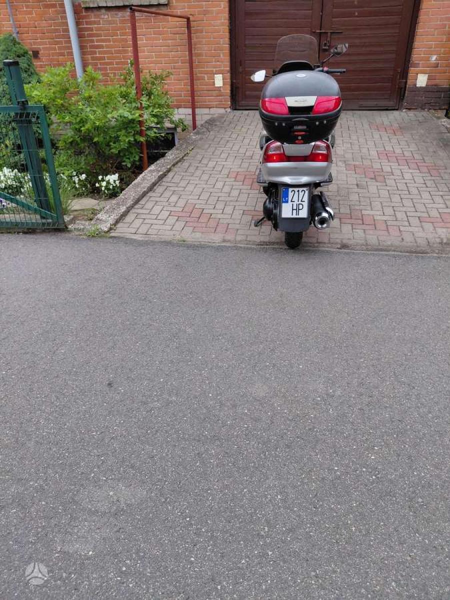 Сузуки Burgman 2004 в Каунас, объемом двигателя 0.40 л и пробегом 27 тыс. км за 1099 €, фото 3 на AUTOMOTO.COM.LV
