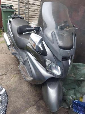 Suzuki Burgman 2006 Kauņa, ar dzinēja tilpumu 0.65 L un nobraukumu 30 tūkst. km par 1500 €, foto  vietnē AUTOMOTO.COM.LV