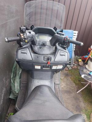 Suzuki Burgman 2006 Kauņa, ar dzinēja tilpumu 0.65 L un nobraukumu 30 tūkst. km par 1500 €, foto 4 vietnē AUTOMOTO.COM.LV