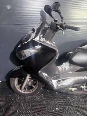 Suzuki Burgman 2008 Tauragė, ar dzinēja tilpumu 0.13 L un nobraukumu 10 tūkst. km par 850 €, foto 5 vietnē AUTOMOTO.COM.LV