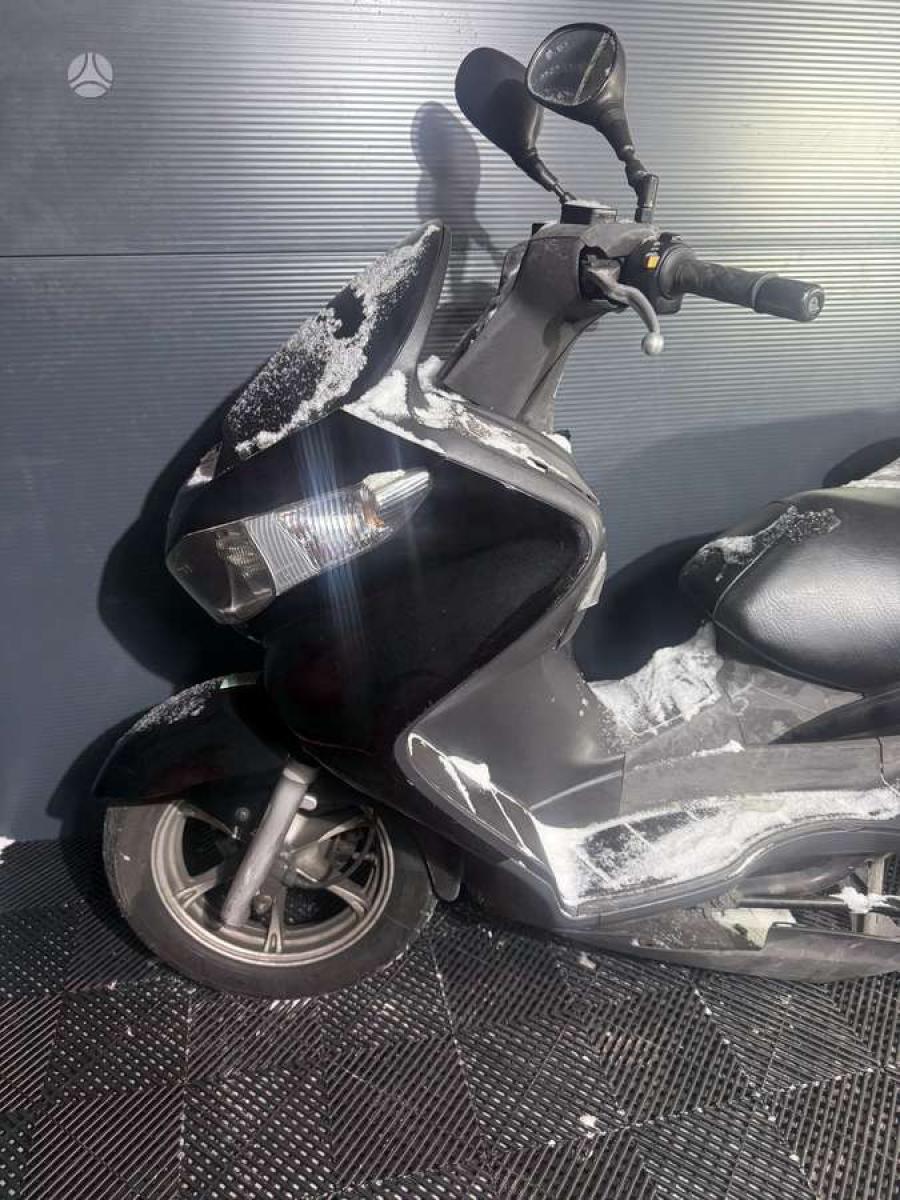 Suzuki Burgman 2008 Tauragė, ar dzinēja tilpumu 0.13 L un nobraukumu 10 tūkst. km par 850 €, foto 5 vietnē AUTOMOTO.COM.LV