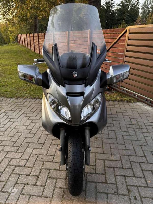 Suzuki Burgman 2008 in Kaunas on AUTOMOTO.COM.LV Suzuki Burgman 2008 in Kaunas, with an engine capacity of 0.65 L and mileage of 36 thousand km for 1650 €, photo 5 on AUTOMOTO.COM.LV