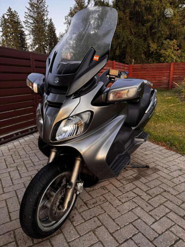Suzuki Burgman 2008 in Kaunas on AUTOMOTO.COM.LV Suzuki Burgman 2008 in Kaunas, with an engine capacity of 0.65 L and mileage of 36 thousand km for 1650 €, photo 6 on AUTOMOTO.COM.LV