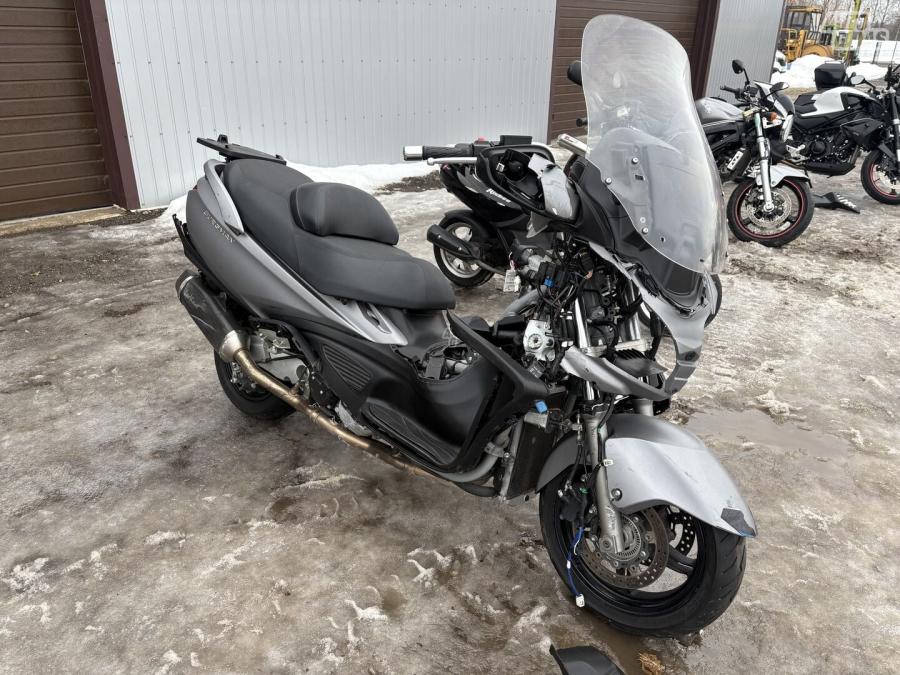 Suzuki Burgman 2015 Kelmė, ar dzinēja tilpumu 0.65 L un nobraukumu 18 tūkst. km par 865 €, foto 2 vietnē AUTOMOTO.COM.LV
