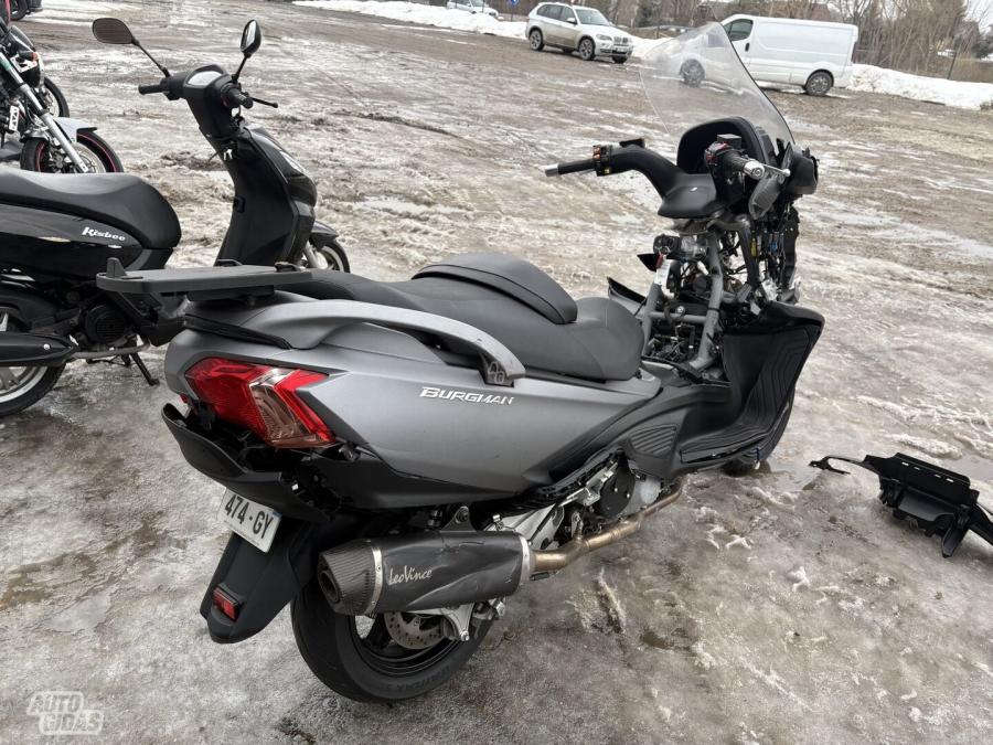 Suzuki Burgman 2015 Kelmė, ar dzinēja tilpumu 0.65 L un nobraukumu 18 tūkst. km par 865 €, foto 4 vietnē AUTOMOTO.COM.LV