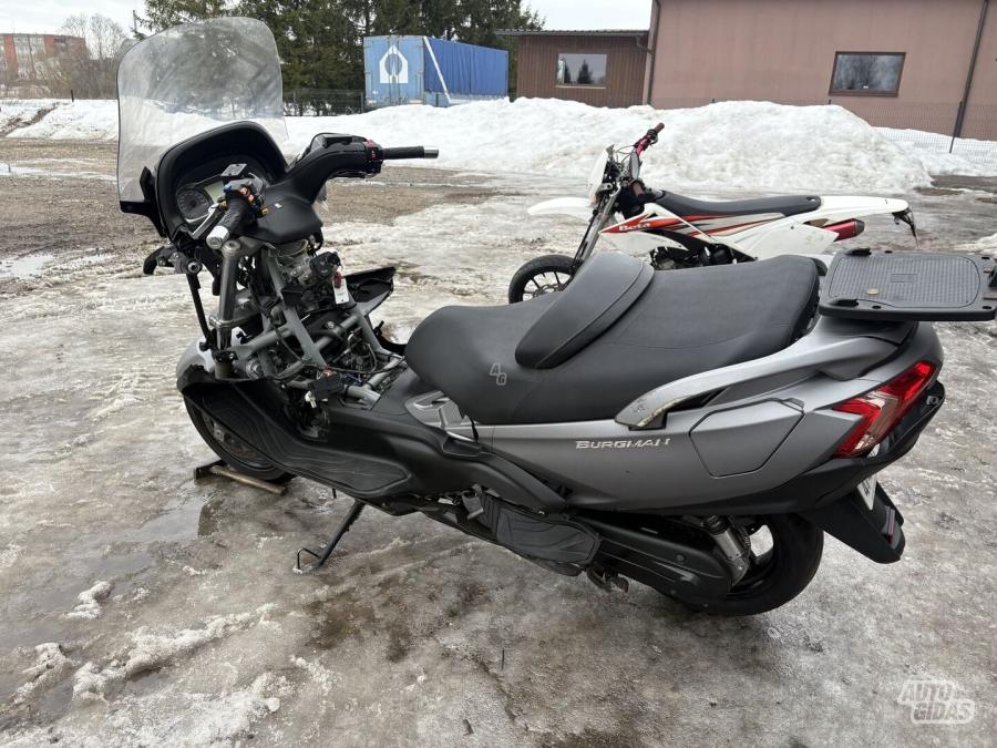 Suzuki Burgman 2015 Kelmė, ar dzinēja tilpumu 0.65 L un nobraukumu 18 tūkst. km par 865 €, foto 6 vietnē AUTOMOTO.COM.LV