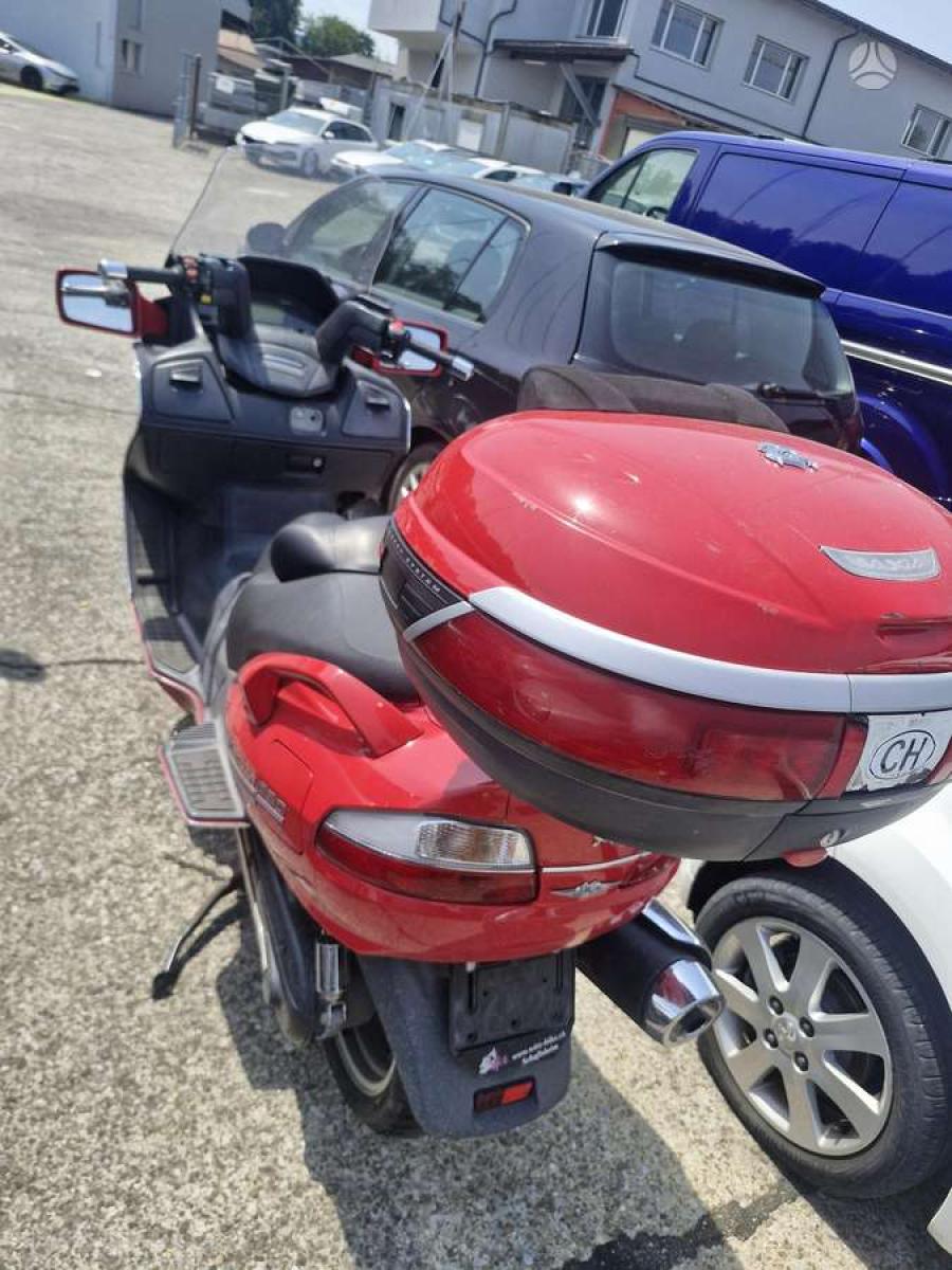 Sarkans Suzuki Burgman 2003 Viļņa, ar dzinēja tilpumu 0.64 L un nobraukumu 80 tūkst. km par 950 €, foto 5 vietnē AUTOMOTO.COM.LV