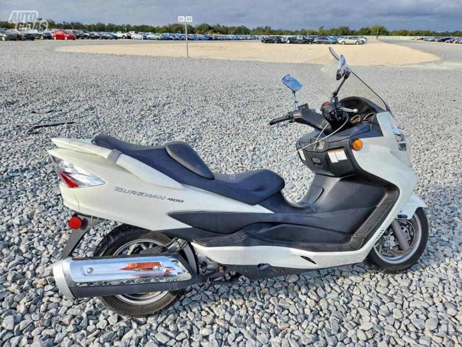 White Suzuki Burgman 2011 in Klaipeda, with an engine capacity of 0.40 L and mileage of 17 thousand km for 3500 €, photo 1 on AUTOMOTO.COM.LV